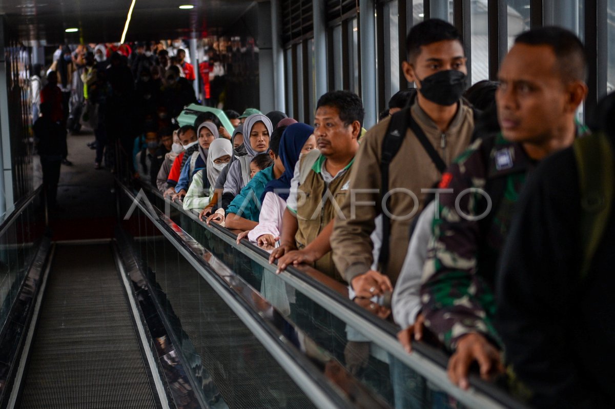 ARUS BALIK DI STASIUN BANDUNG | ANTARA Foto ARUS BALIK DI STASIUN BANDUNG | ANTARA Foto