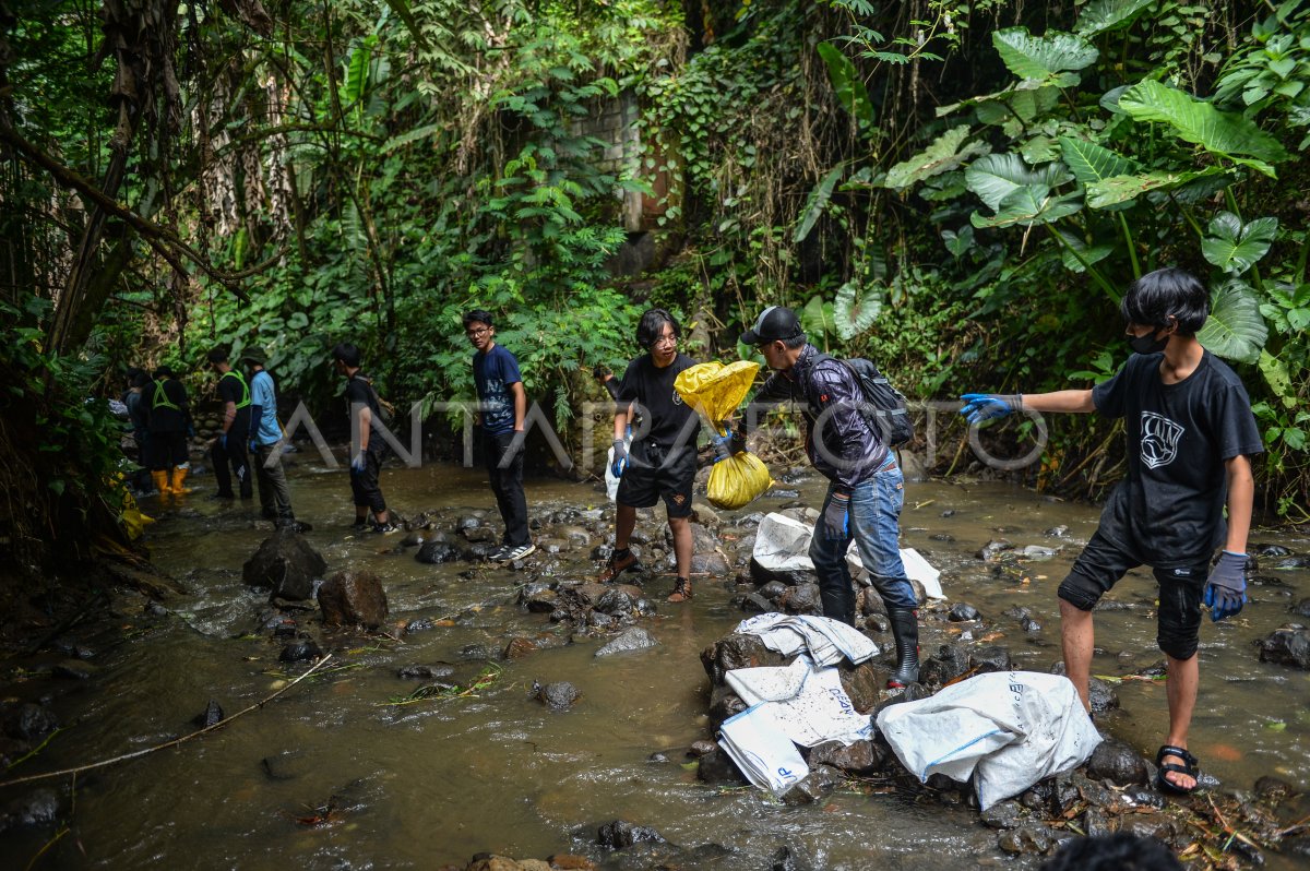 Aksi bersih sungai di Bandung | ANTARA Foto Aksi bersih sungai di Bandung | ANTARA Foto