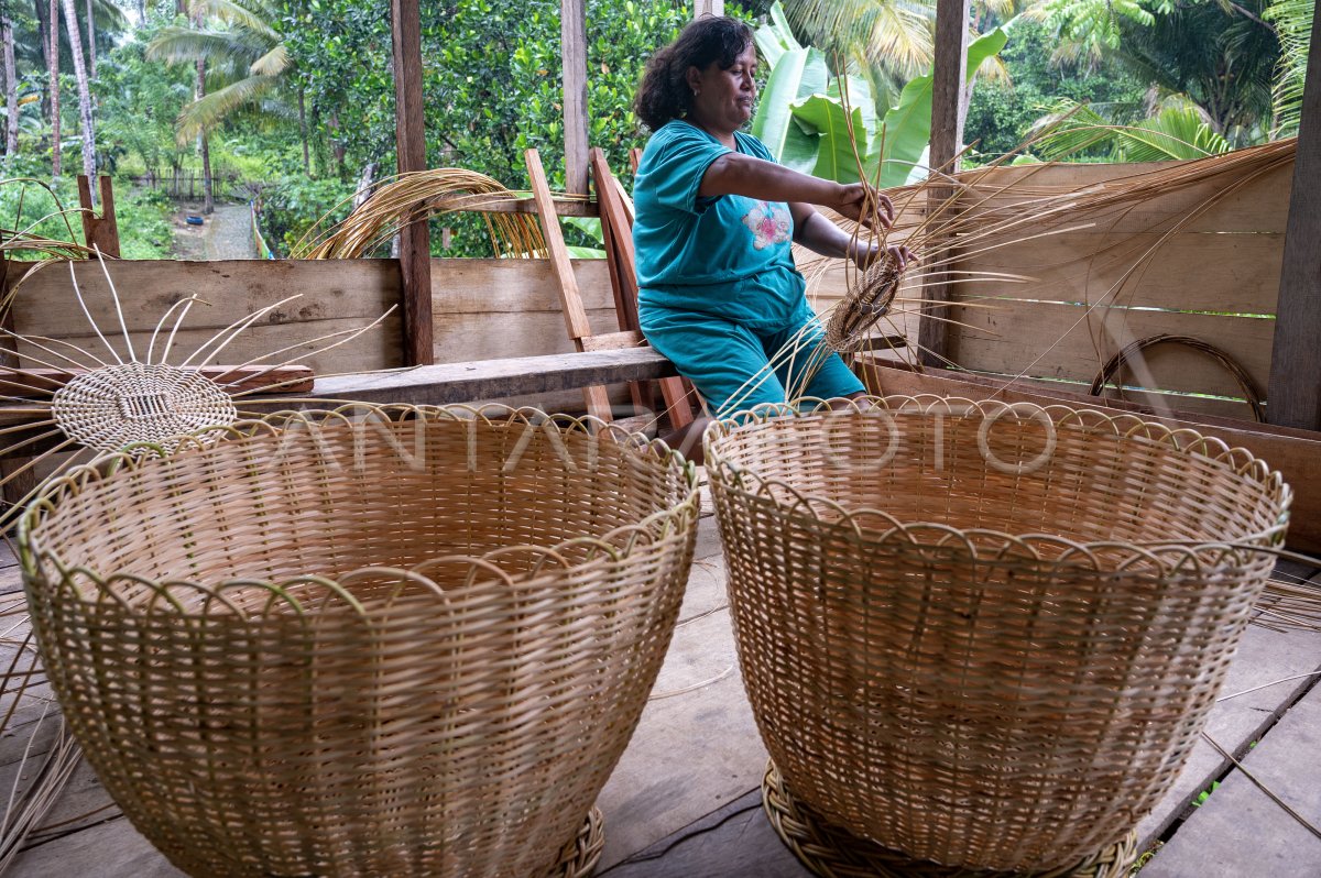Kerajinan rotan Suku Banggai | ANTARA Foto