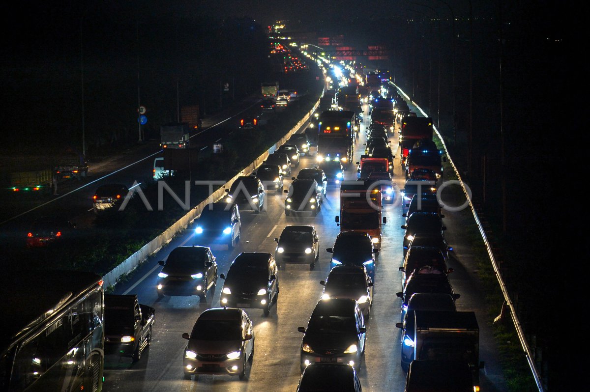 Kemacetan di Simpang Susun Cileunyi | ANTARA Foto Kemacetan di Simpang Susun Cileunyi | ANTARA Foto