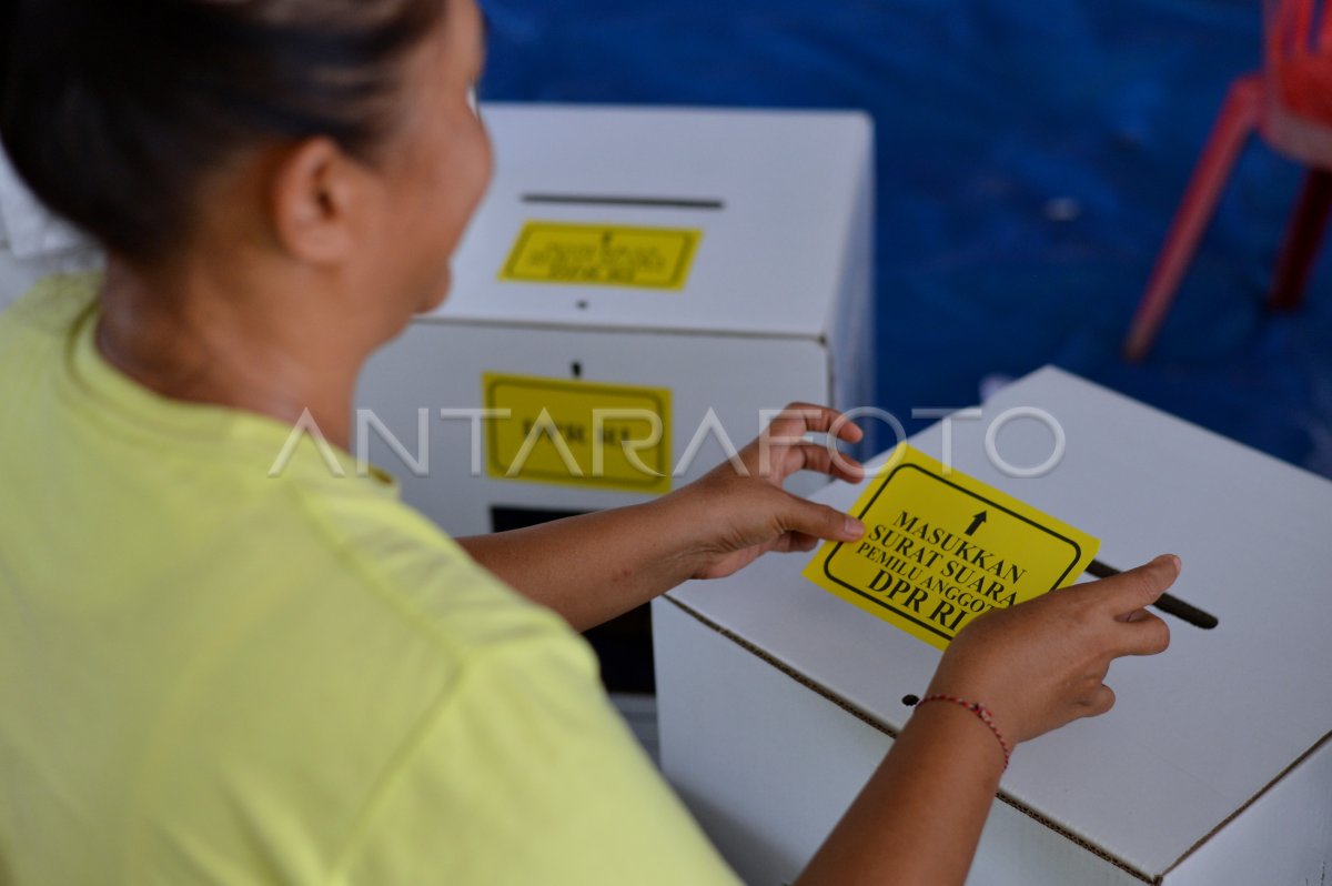 Perakitan kotak suara Pemilu 2024 | ANTARA Foto