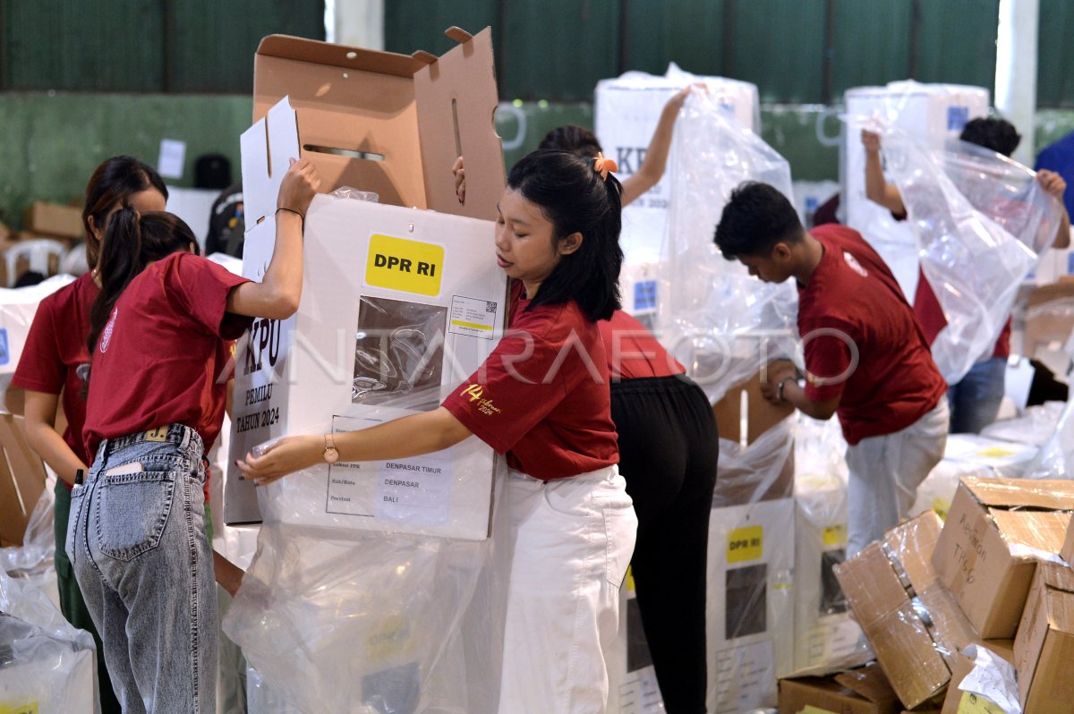 Pengemasan logistik Pemilu 2024 di Bali | ANTARA Foto Pengemasan logistik Pemilu 2024 di Bali | ANTARA Foto