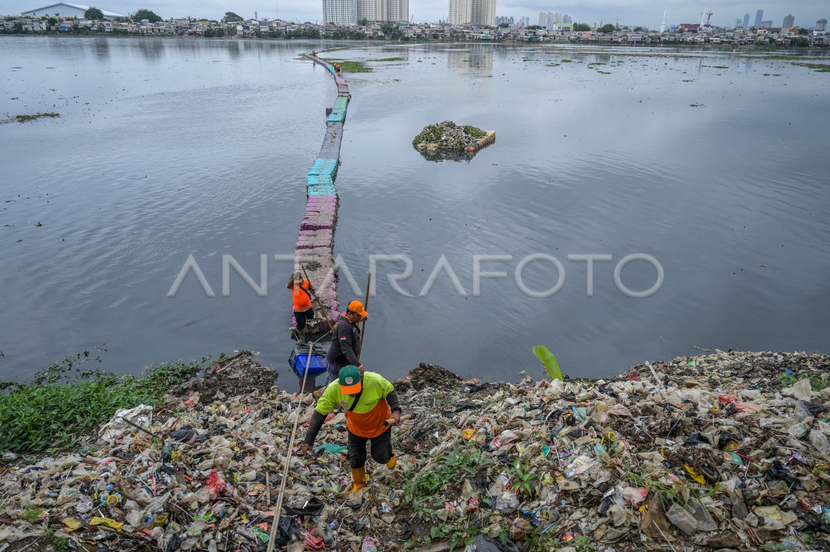 Pembersihan Waduk Pluit di Jakarta | ANTARA Foto