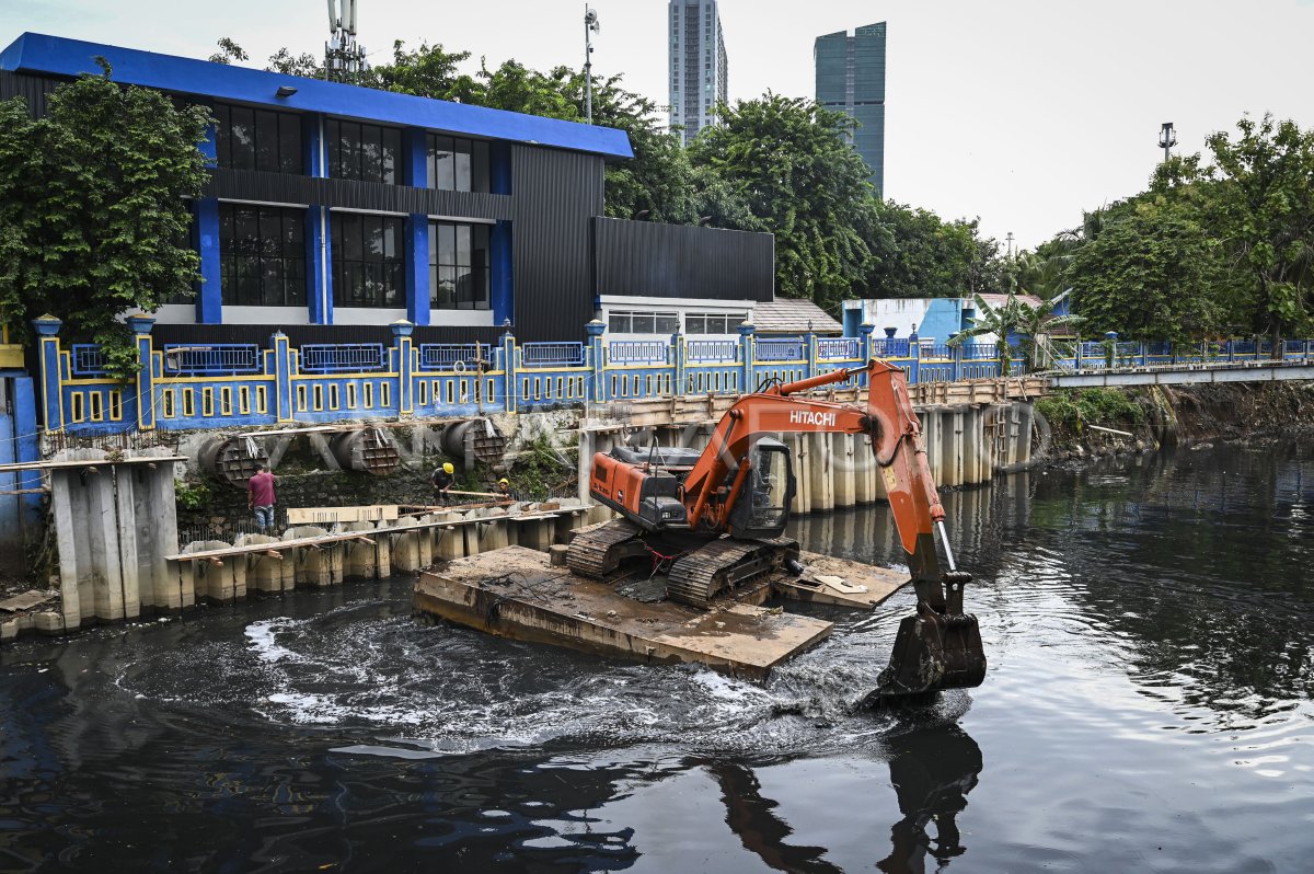 Perbaikan turap kali Sunter antisipasi longsor dan banjir | ANTARA Foto