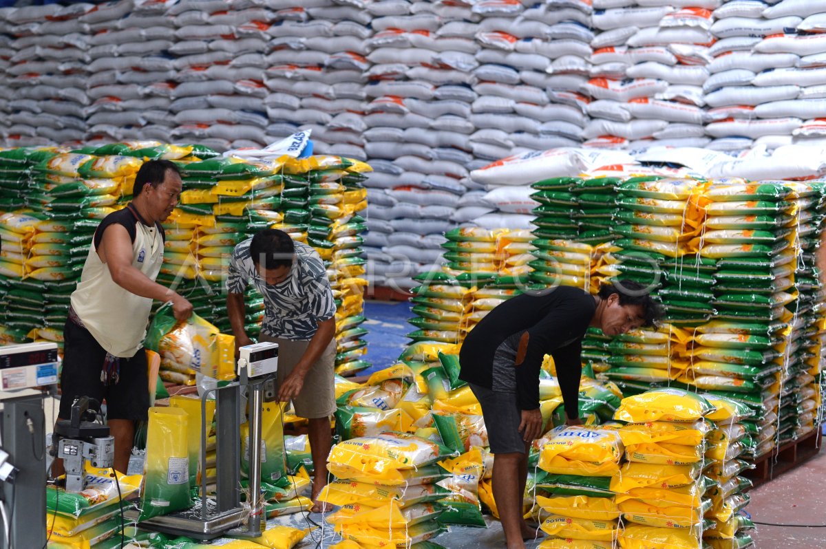 Stok beras Bulog di Bali | ANTARA Foto