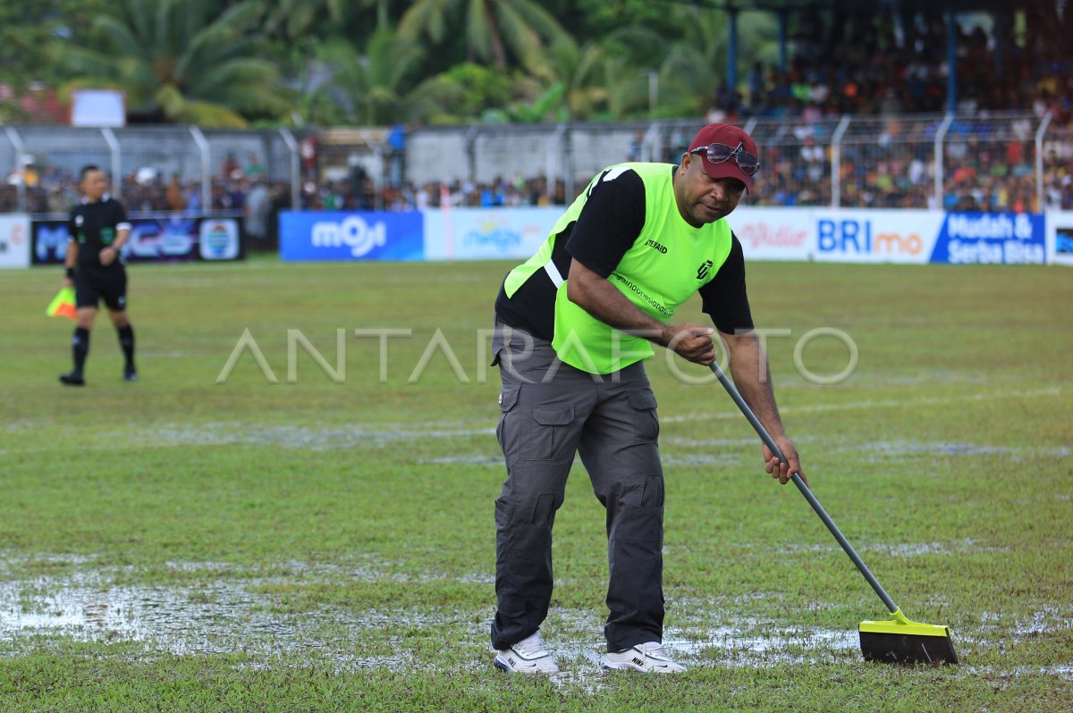 Lapangan pertandingan final Liga 2 tergenang air | ANTARA Foto Lapangan pertandingan final Liga 2 tergenang air | ANTARA Foto