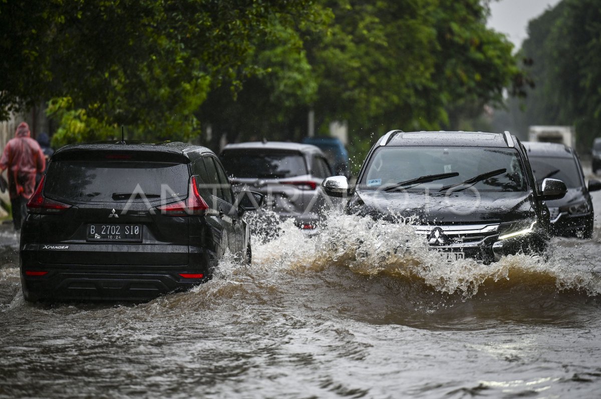 Banjir Di Jakarta Akibat Curah Hujan Tinggi Antara Foto