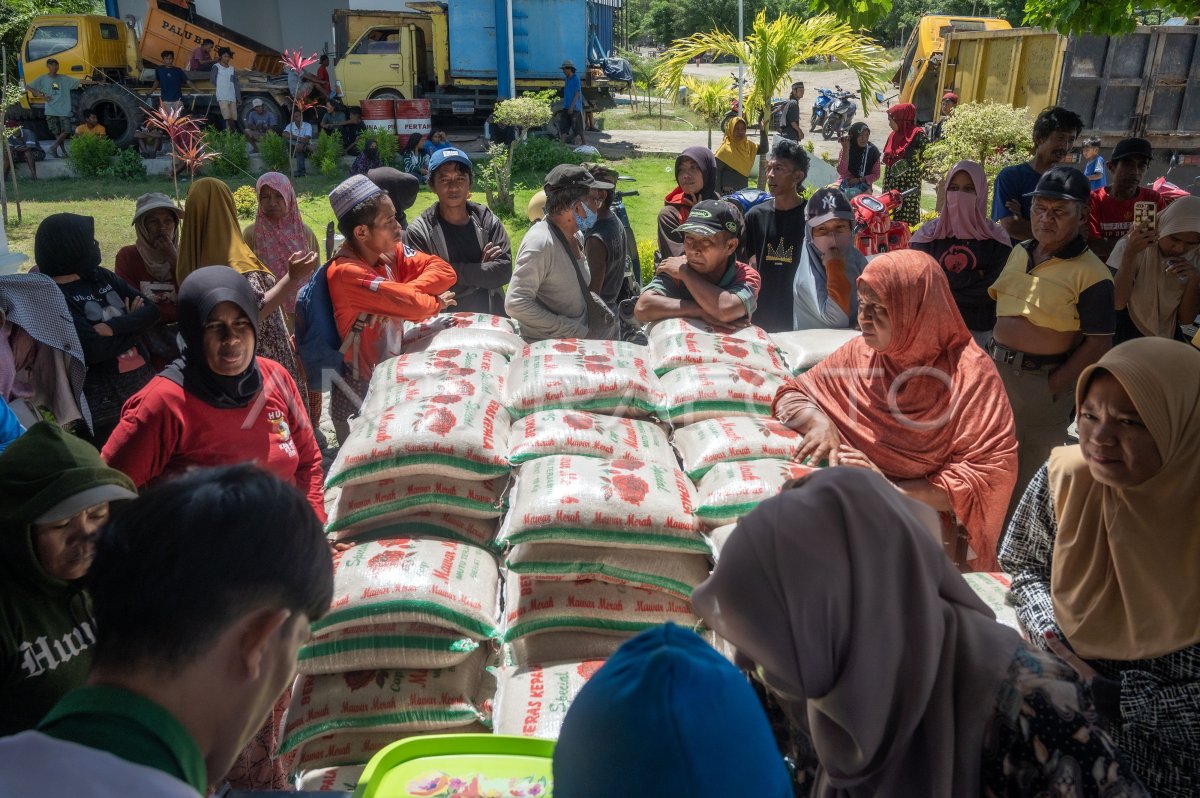 Bantuan beras kepada pemulung di Palu | ANTARA Foto Bantuan beras kepada pemulung di Palu | ANTARA Foto