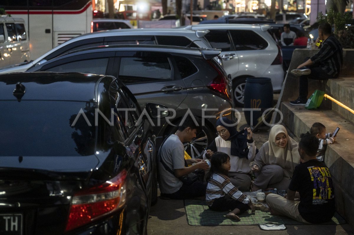 Berbuka puasa di rest area Tol Cipali | ANTARA Foto Berbuka puasa di rest area Tol Cipali | ANTARA Foto