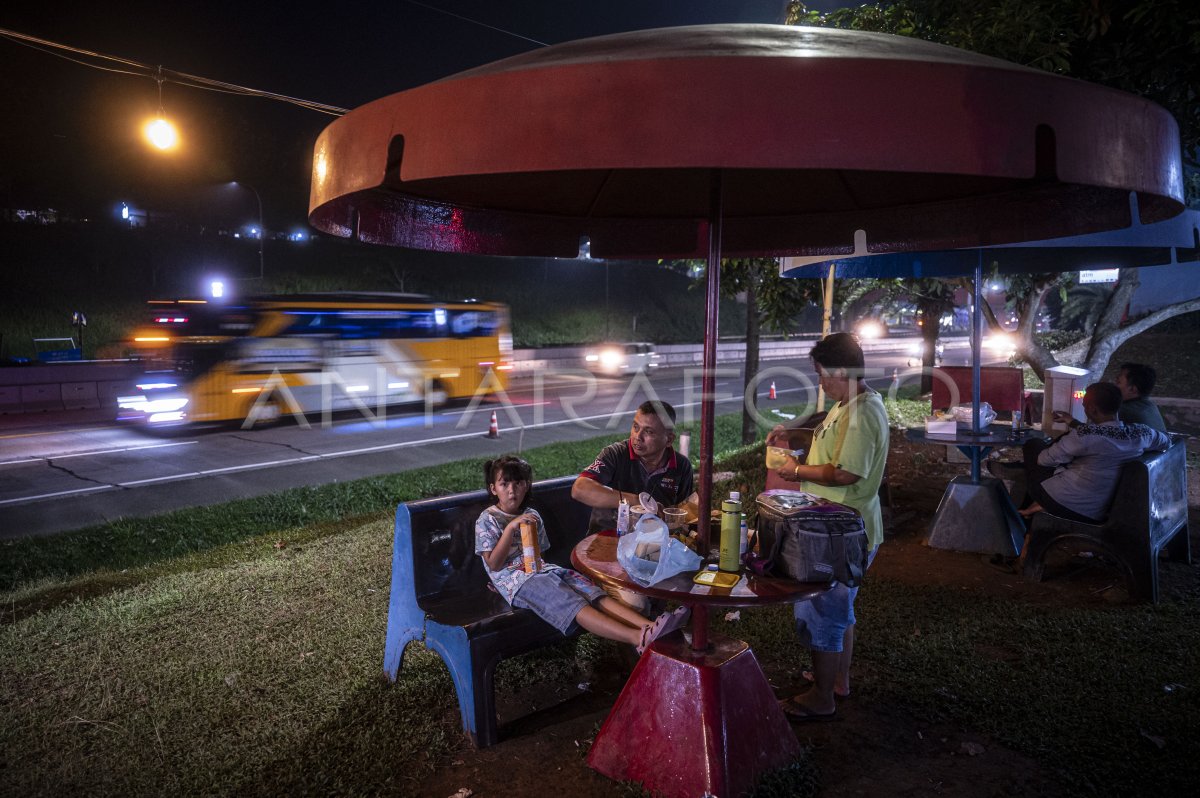 Berbuka puasa di rest area Tol Cipali | ANTARA Foto Berbuka puasa di rest area Tol Cipali | ANTARA Foto