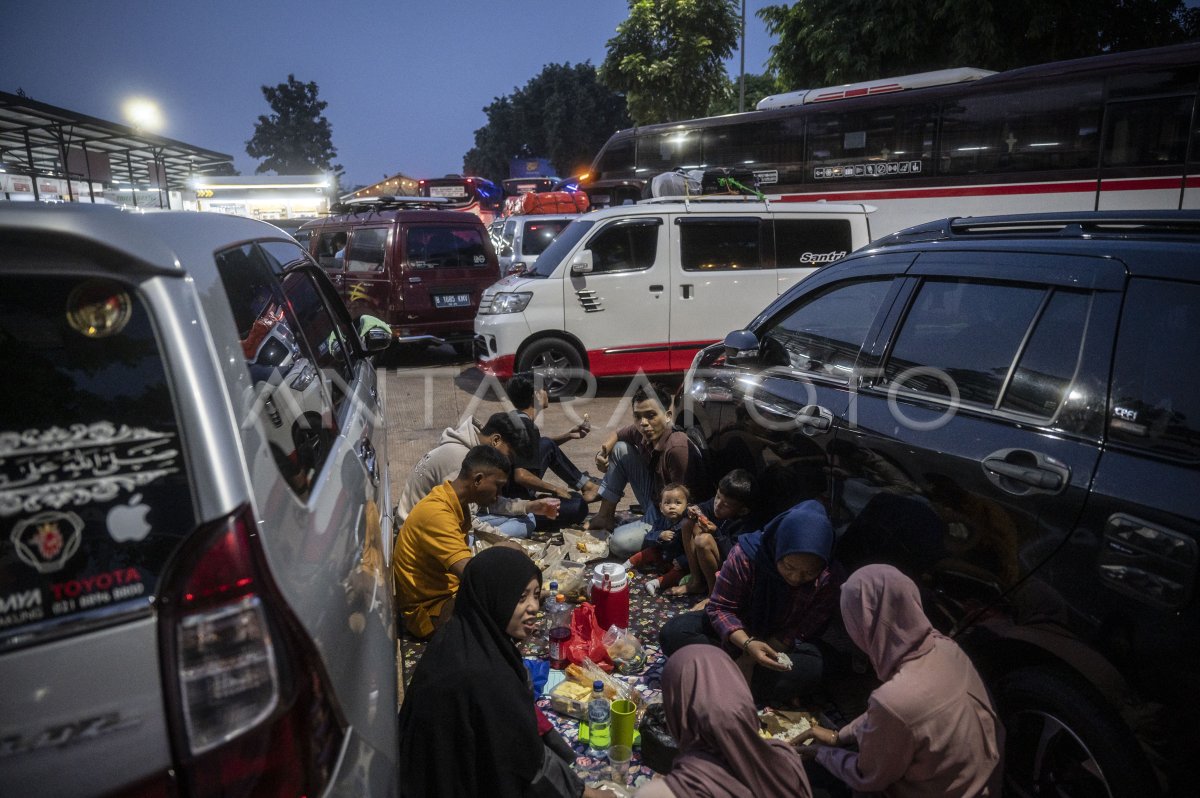Berbuka puasa di rest area Tol Cipali | ANTARA Foto Berbuka puasa di rest area Tol Cipali | ANTARA Foto