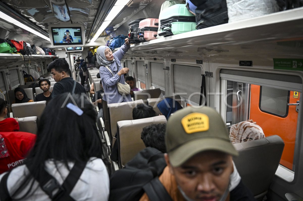 Puncak arus mudik di Stasiun Pasar Senen Jakarta | ANTARA Foto