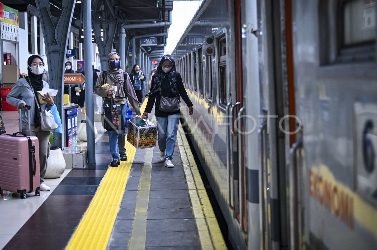 Puncak arus mudik di Stasiun Pasar Senen Jakarta | ANTARA Foto