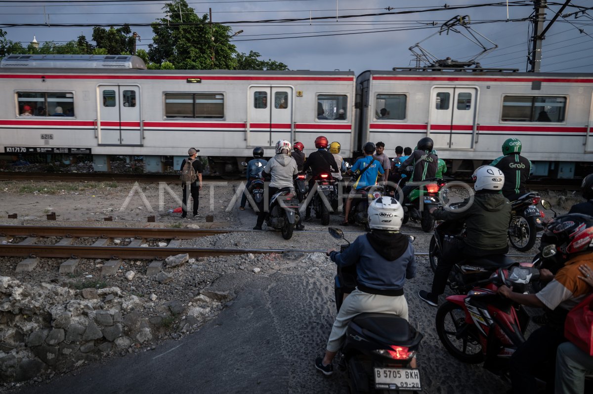 Perlintasan kereta tanpa palang pintu di Jakarta | ANTARA Foto