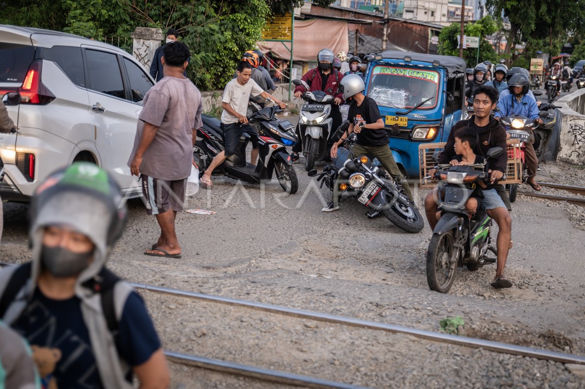 Perlintasan kereta tanpa palang pintu di Jakarta | ANTARA Foto