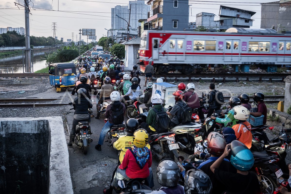 Perlintasan kereta tanpa palang pintu di Jakarta | ANTARA Foto