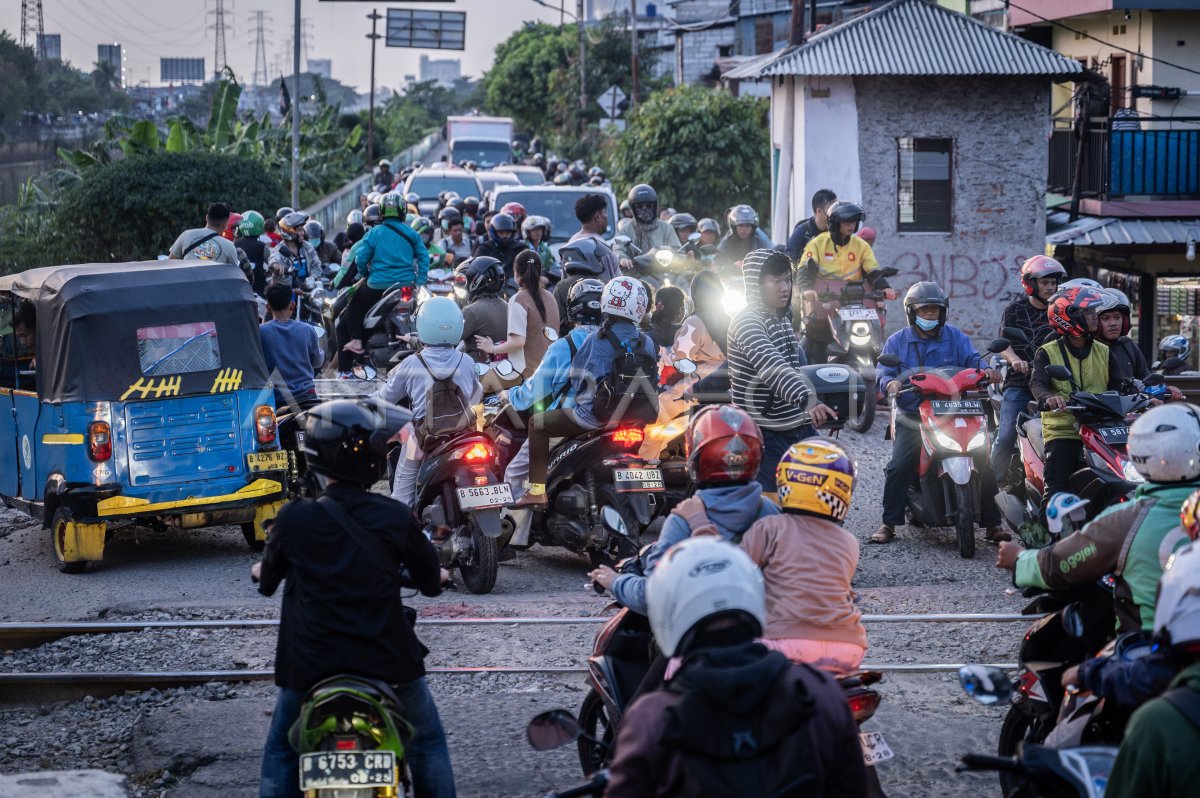Perlintasan kereta tanpa palang pintu di Jakarta | ANTARA Foto