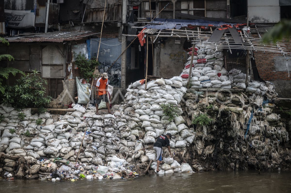 Kelanjutan Normalisasi Sungai Ciliwung Antara Foto