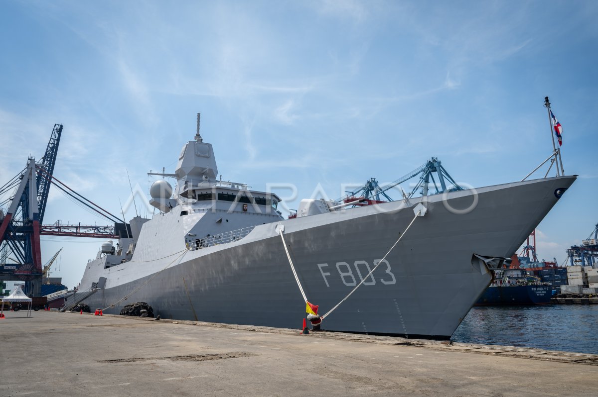 Kapal perang Belanda sandar di Jakarta | ANTARA Foto