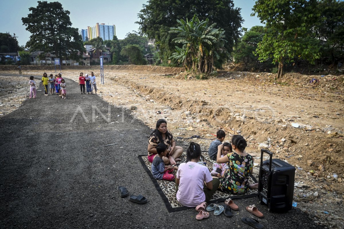 Rencana Proyek Pelebaran Sungai Ciliwung Di Rawajati Antara Foto