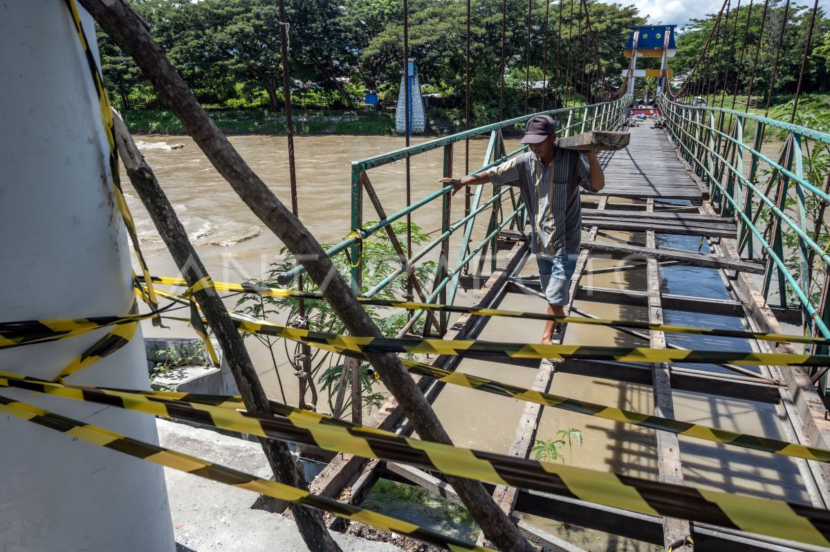Perbaikan jembatan gantung di Palu | ANTARA Foto Perbaikan jembatan gantung di Palu | ANTARA Foto