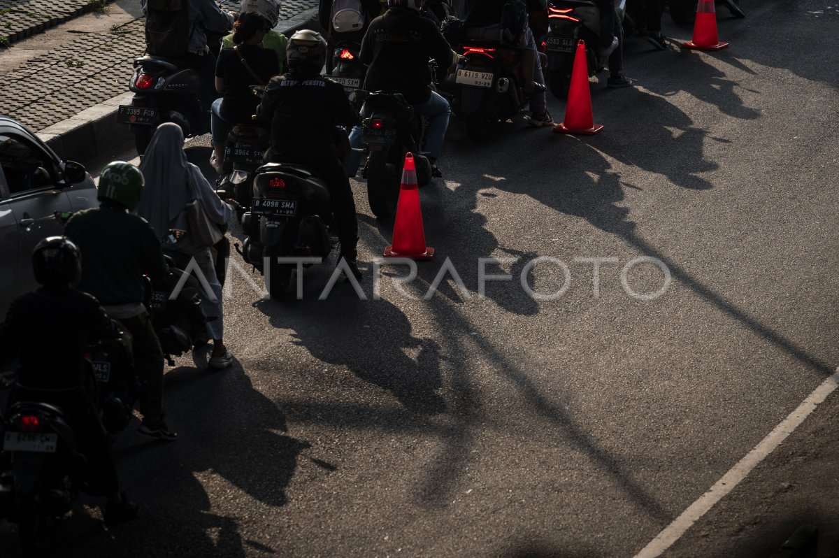 Rekayasa lalu lintas contra flow di Cipulir | ANTARA Foto Rekayasa lalu lintas contra flow di Cipulir | ANTARA Foto