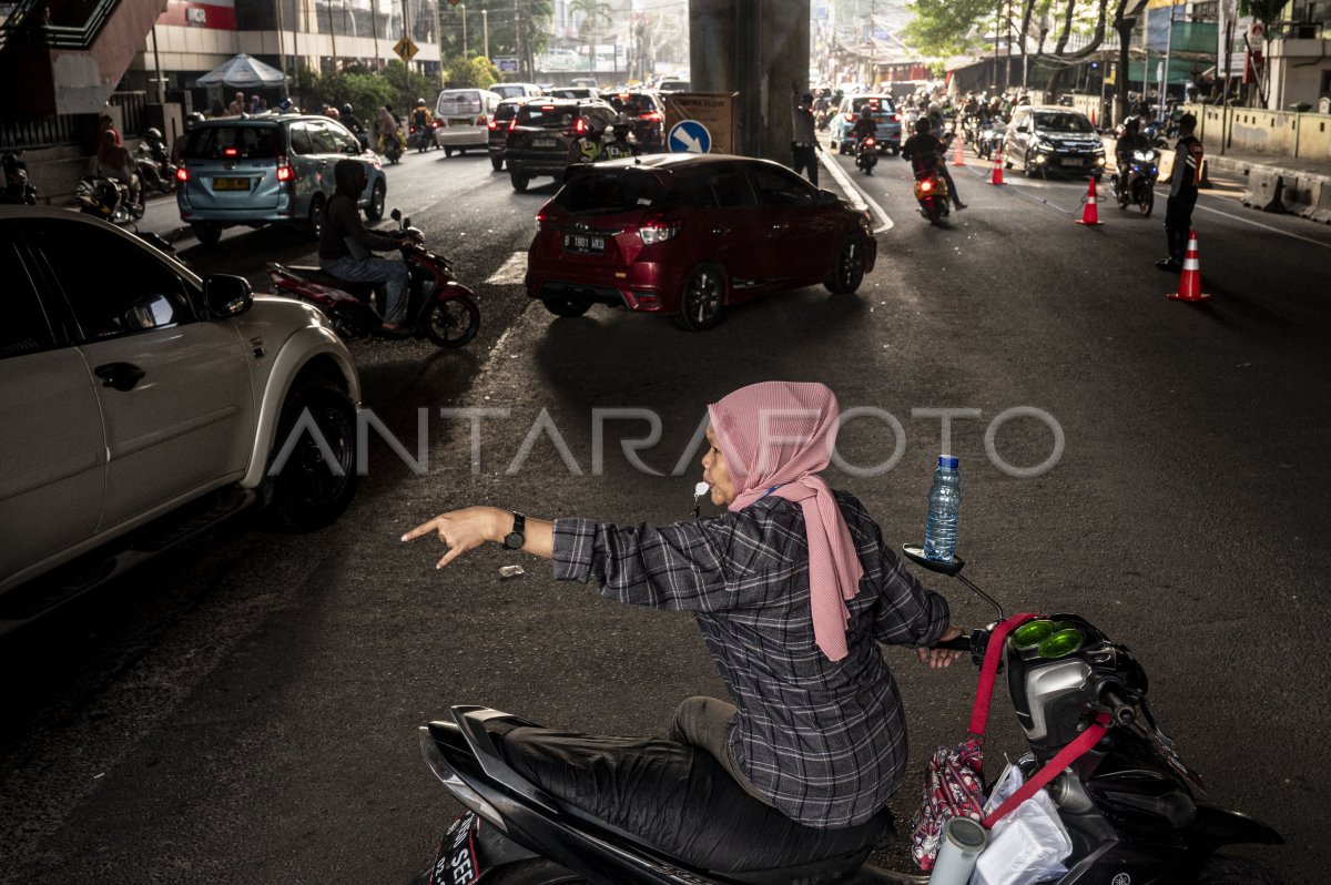 Rekayasa lalu lintas contra flow di Cipulir | ANTARA Foto Rekayasa lalu lintas contra flow di Cipulir | ANTARA Foto