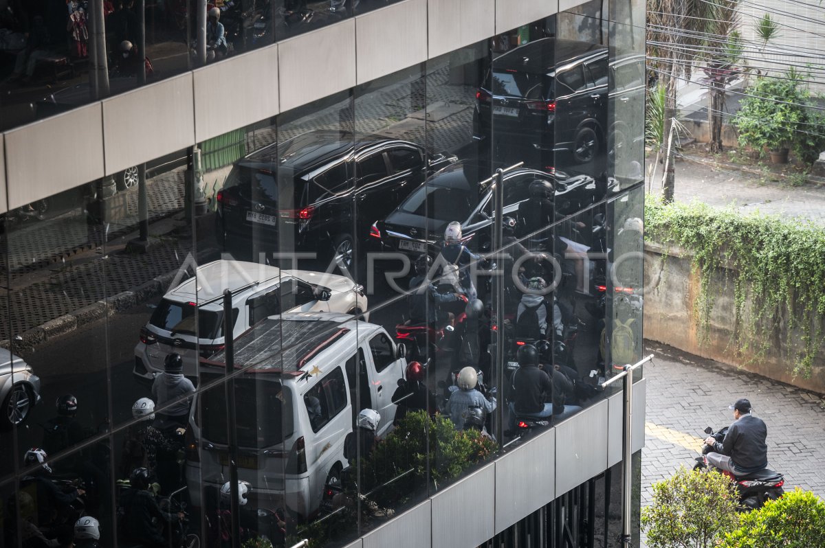 Rekayasa lalu lintas contra flow di Cipulir | ANTARA Foto Rekayasa lalu lintas contra flow di Cipulir | ANTARA Foto