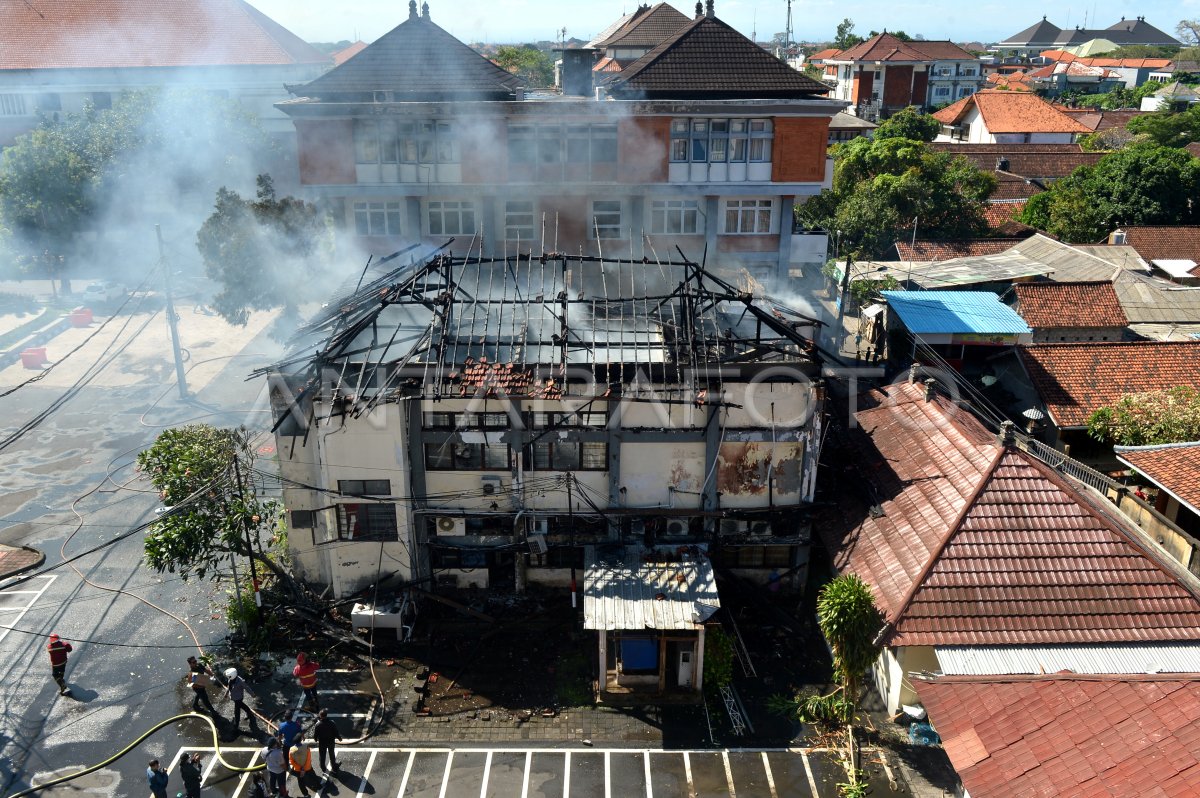 Kebakaran gedung Universitas Udayana Bali | ANTARA Foto Kebakaran gedung Universitas Udayana Bali | ANTARA Foto