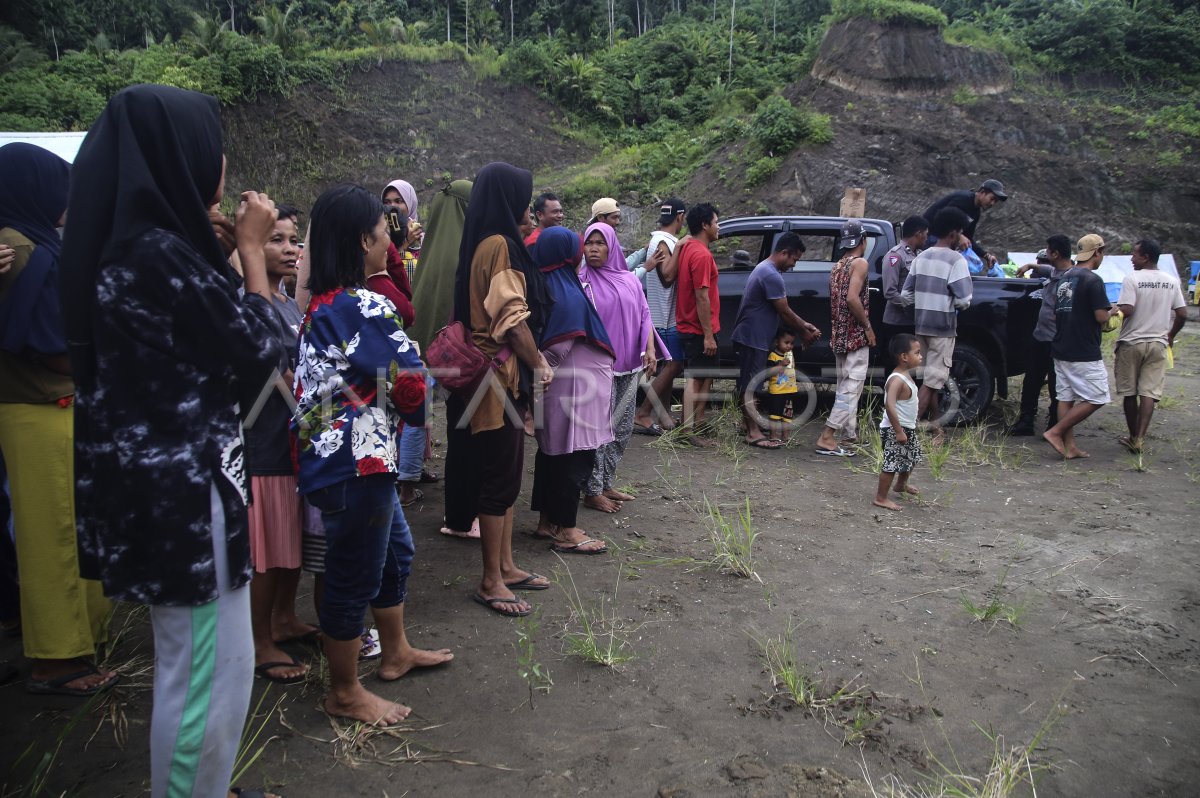 Bantuan paket sembako kepada warga terdampak banjir Sungai Kobe | ANTARA Foto