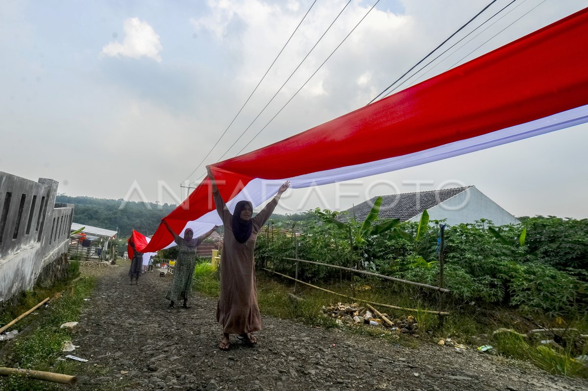 Pembentangan Bendera Merah Putih 200 meter | ANTARA Foto