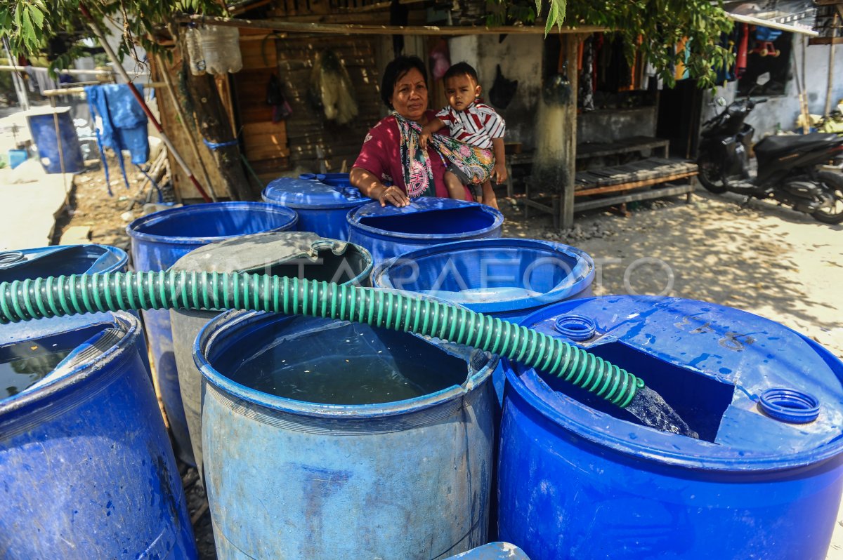 Distribusi air bersih untuk warga terdampak kemarau | ANTARA Foto