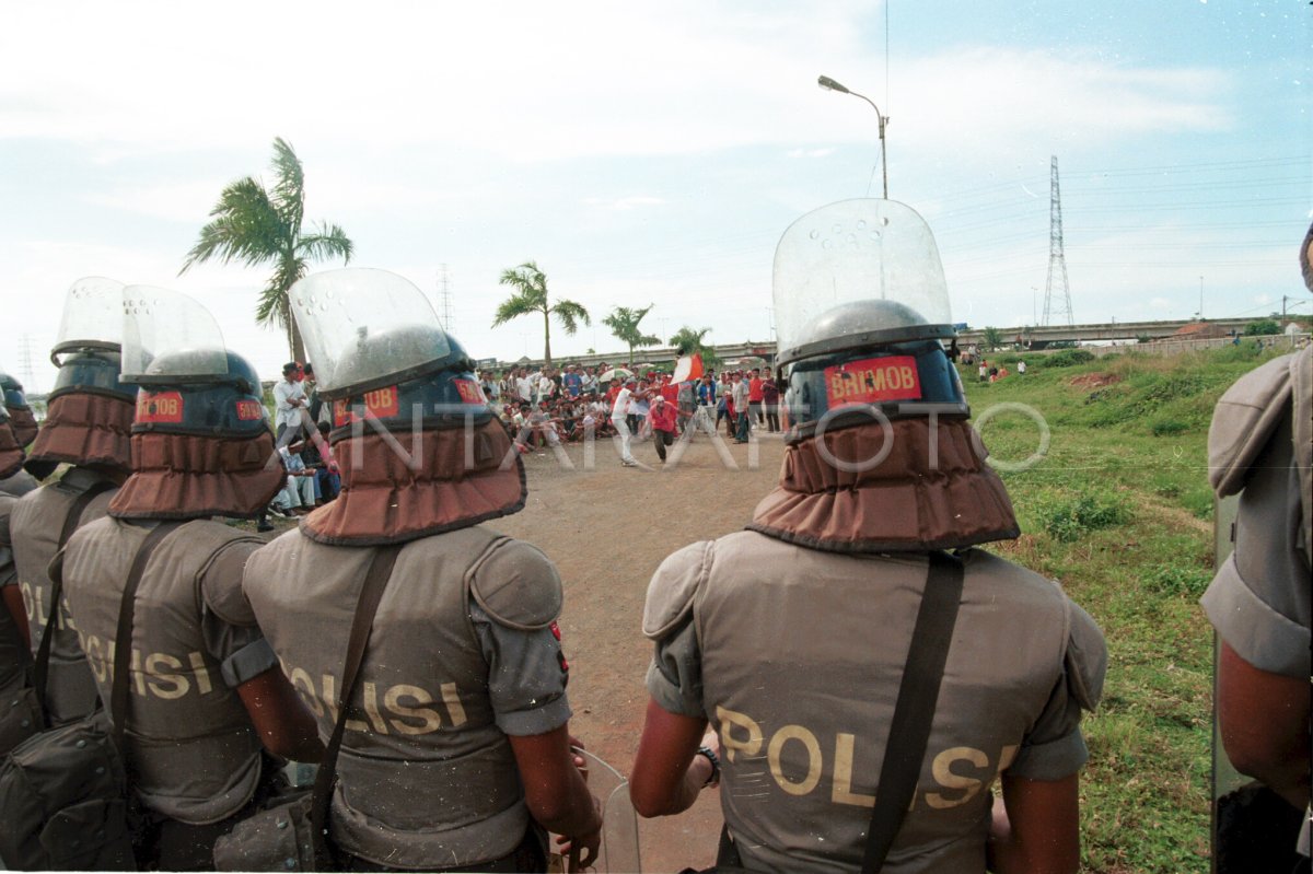 KAMPANYE MASSA SIMPATISAN PDI MEGAWATI | ANTARA Foto KAMPANYE MASSA SIMPATISAN PDI MEGAWATI | ANTARA Foto