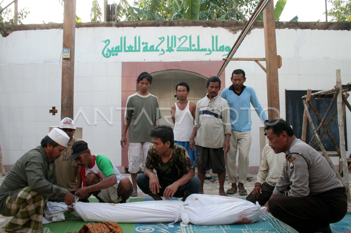 KORBAN ATAP MASJID | ANTARA Foto