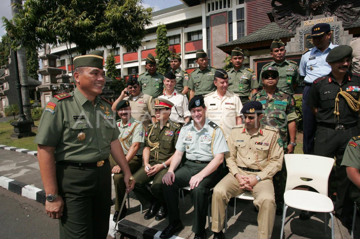 TERIMA ATASE PERTAHANAN | ANTARA Foto