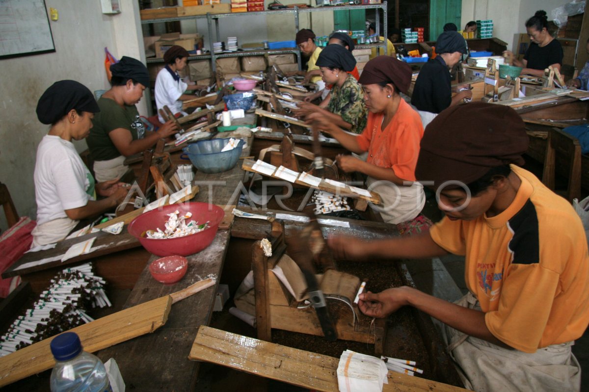 INDUSTRI ROKOK | ANTARA Foto