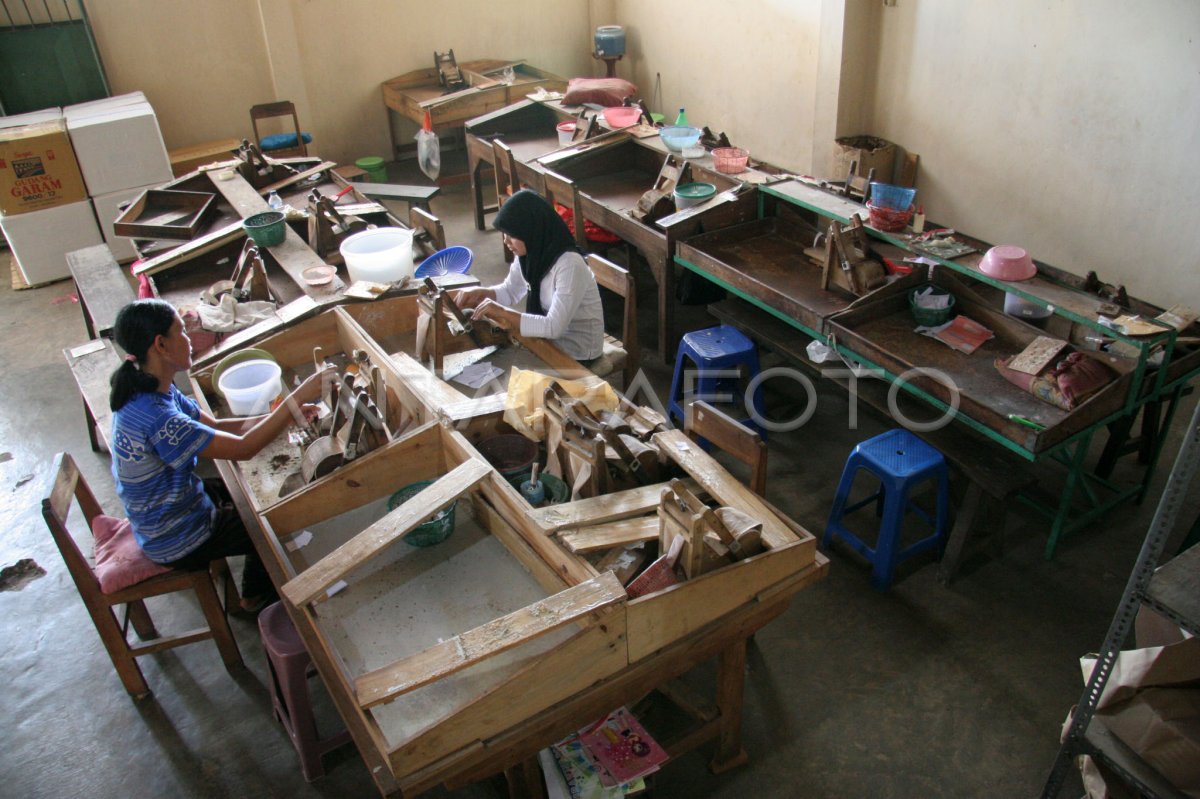 INDUSTRI ROKOK BANGKRUT | ANTARA Foto