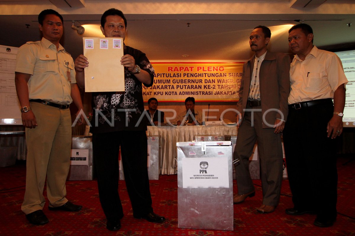 REKAPITULASI PENGHITUNGAN SUARA | ANTARA Foto