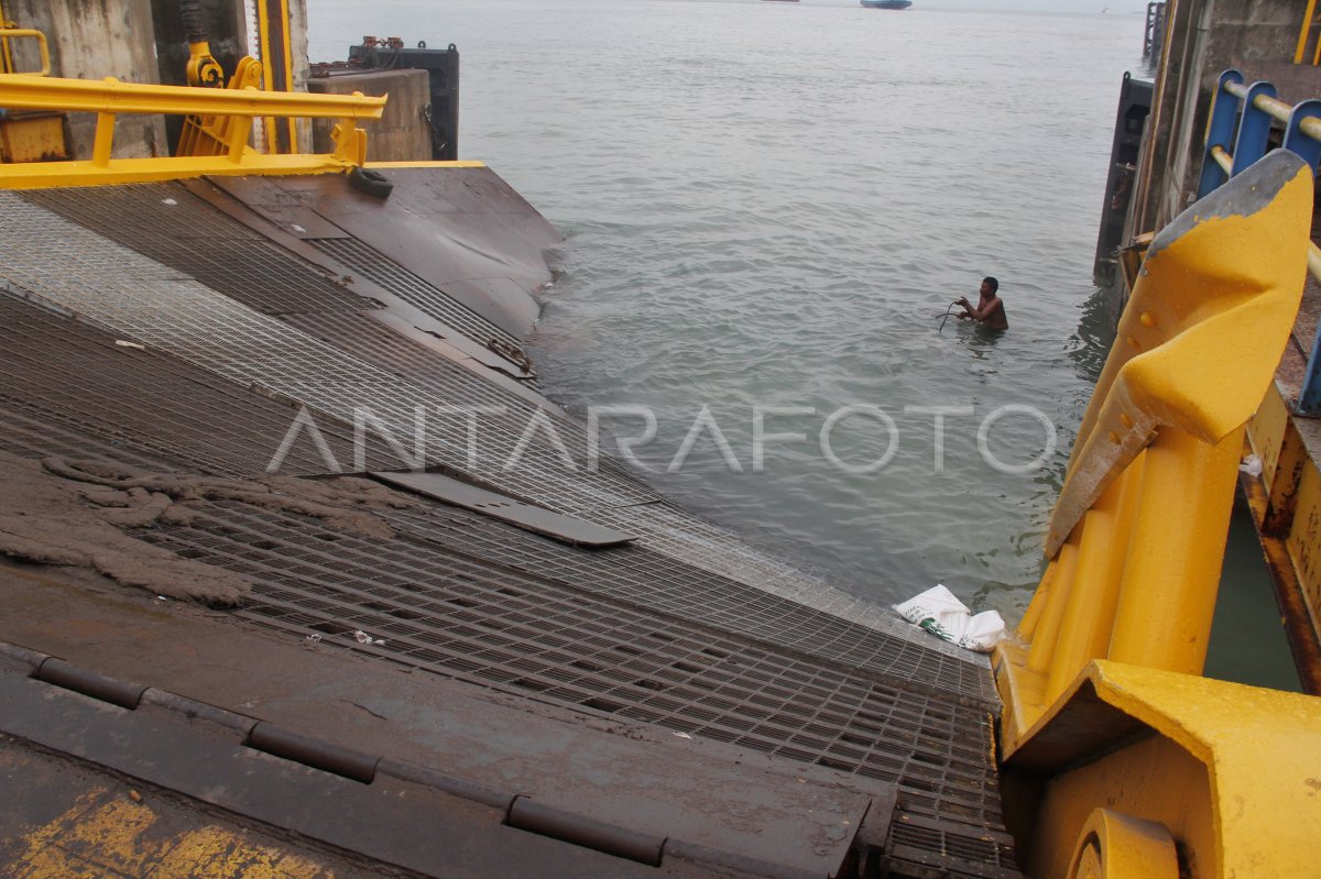 DERMAGA MERAK RUNTUH | ANTARA Foto
