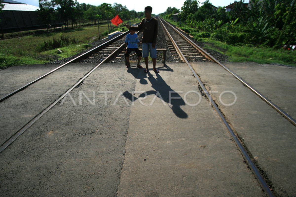 PERLINTASAN TANPA PALANG PINTU | ANTARA Foto PERLINTASAN TANPA PALANG PINTU | ANTARA Foto
