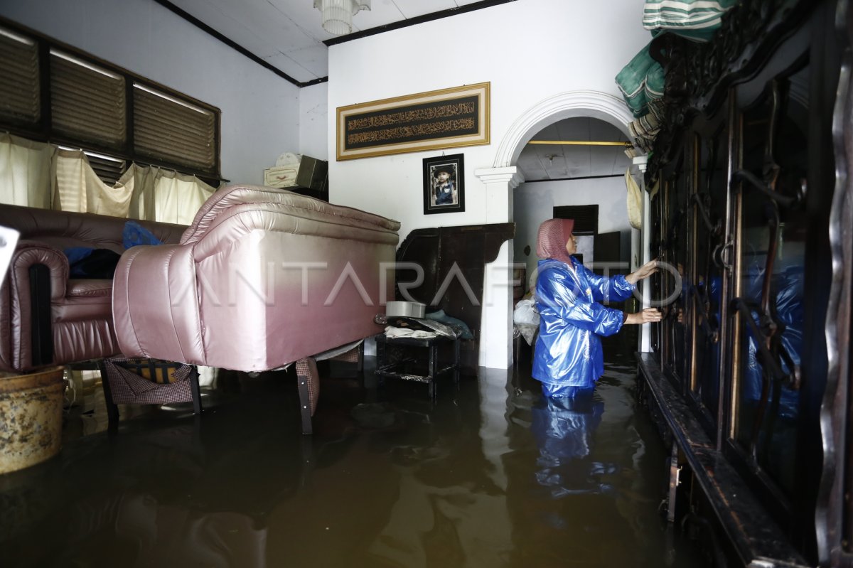 WARGA BERTAHAN DI RUMAH | ANTARA Foto
