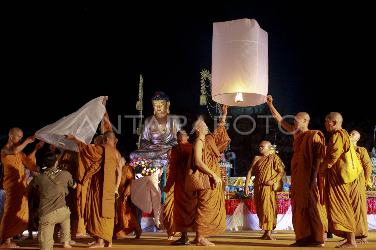 LAMPION WAISAK 2015 | ANTARA Foto