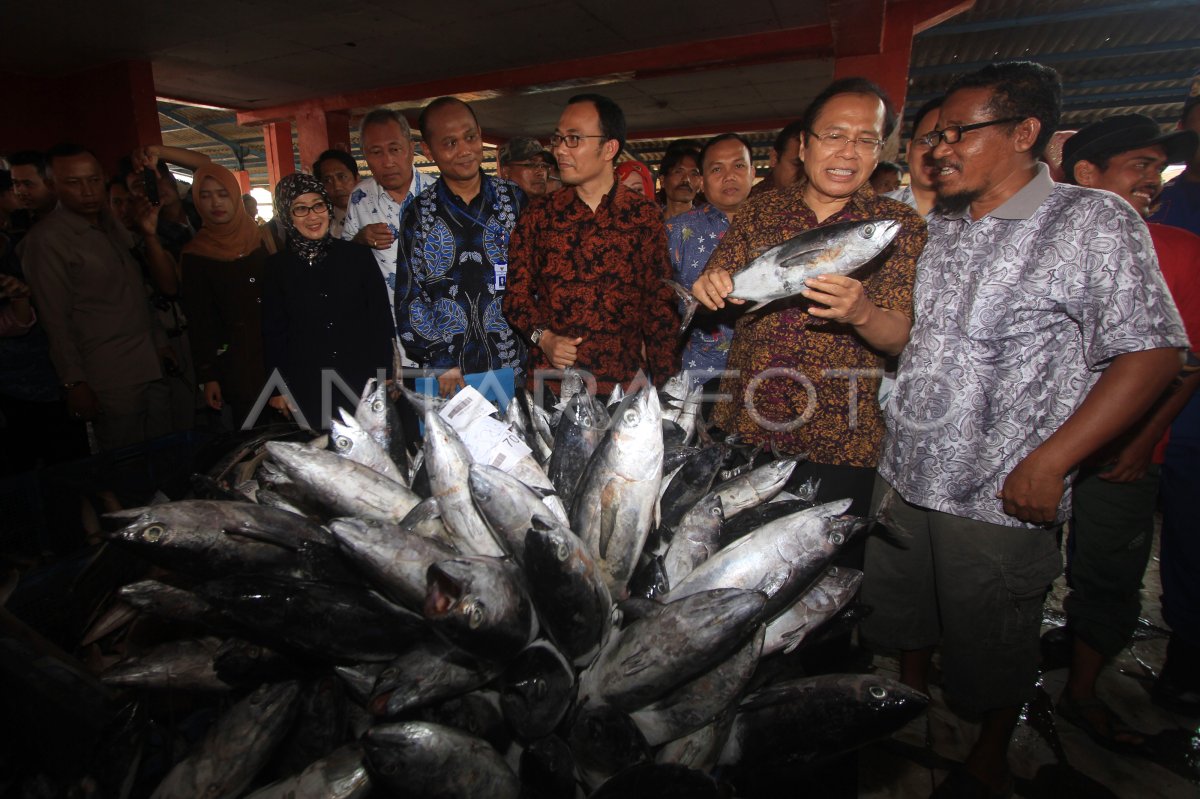 PEMBAGIAN KARTU BPJS NELAYAN | ANTARA Foto PEMBAGIAN KARTU BPJS NELAYAN | ANTARA Foto