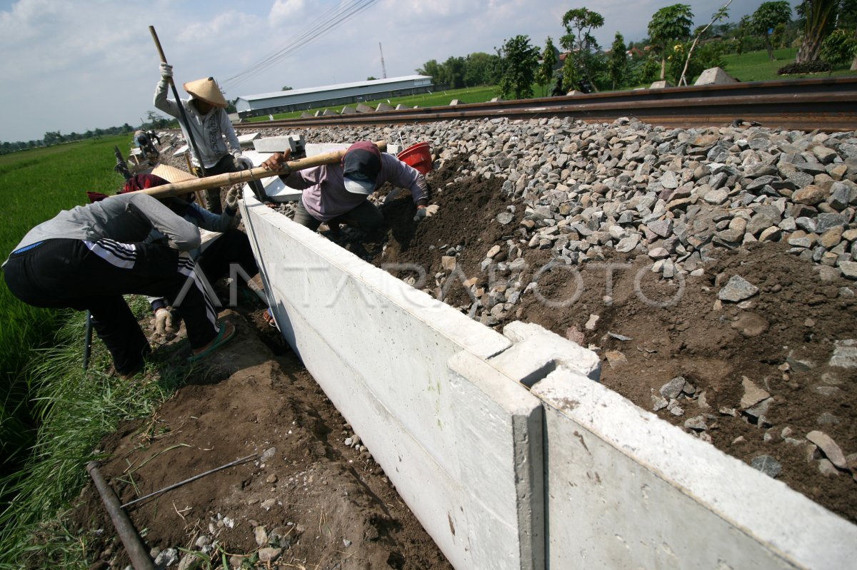 PEMASANGAN TEMBOK PENGAMAN REL KERETA API | ANTARA Foto PEMASANGAN TEMBOK PENGAMAN REL KERETA API | ANTARA Foto