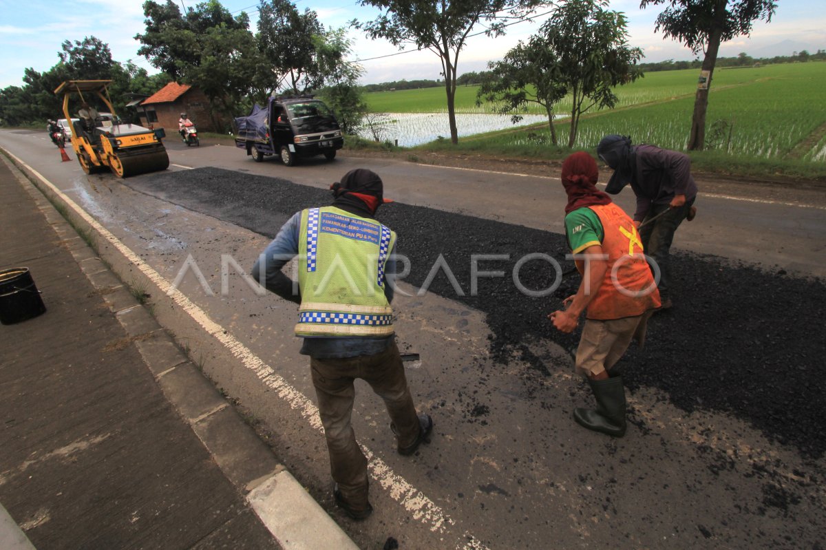 PERBAIKAN JALUR PANTURA | ANTARA Foto