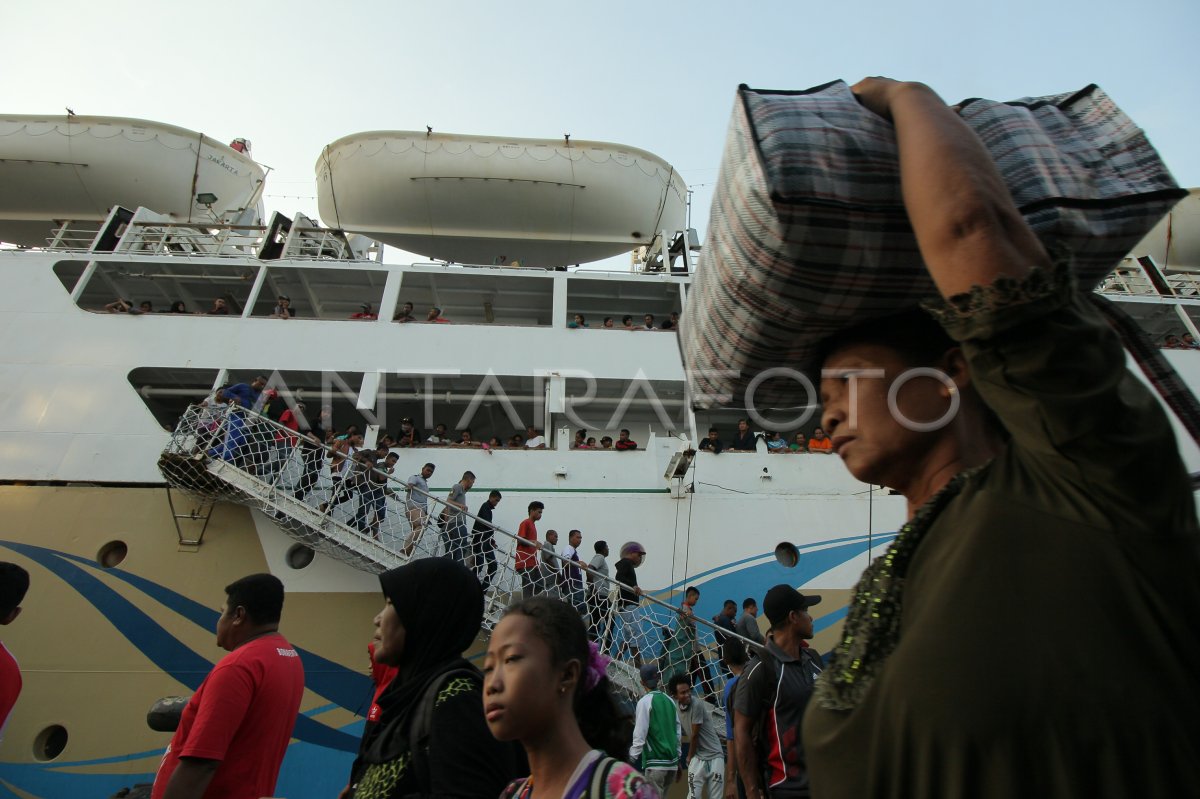 ARUS MUDIK MULAI NAMPAK DI TANJUNG PERAK | ANTARA Foto