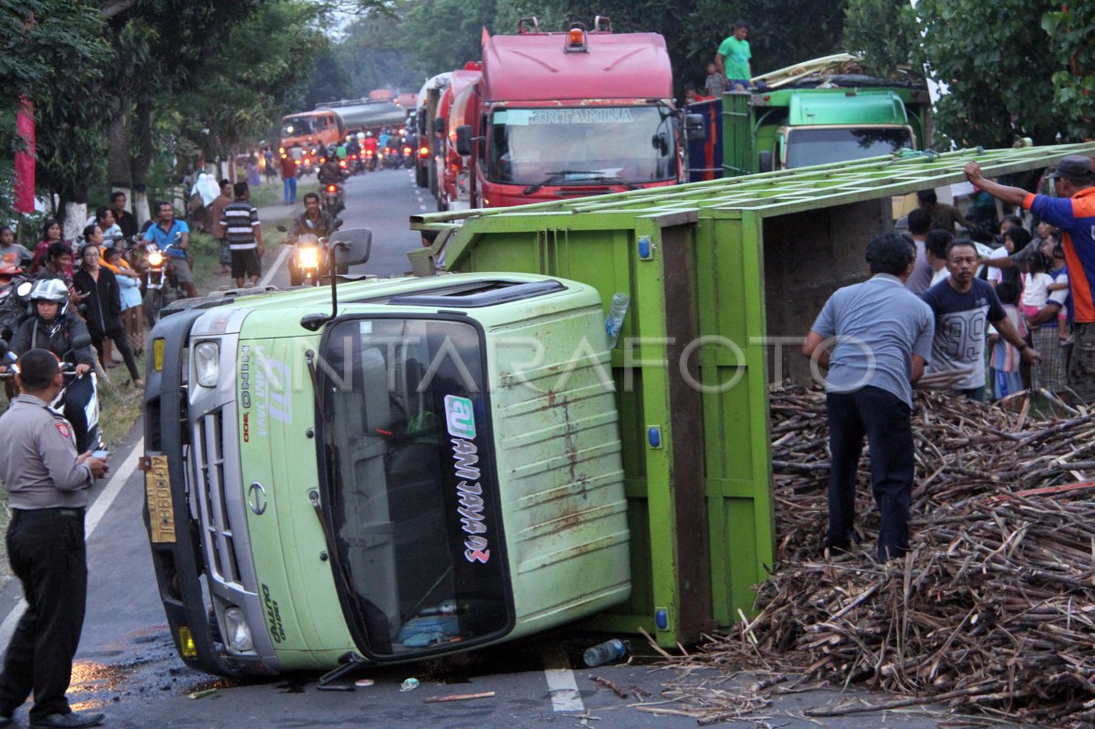 TRUK TERGULING DI JALUR PROVINSI | ANTARA Foto TRUK TERGULING DI JALUR PROVINSI | ANTARA Foto