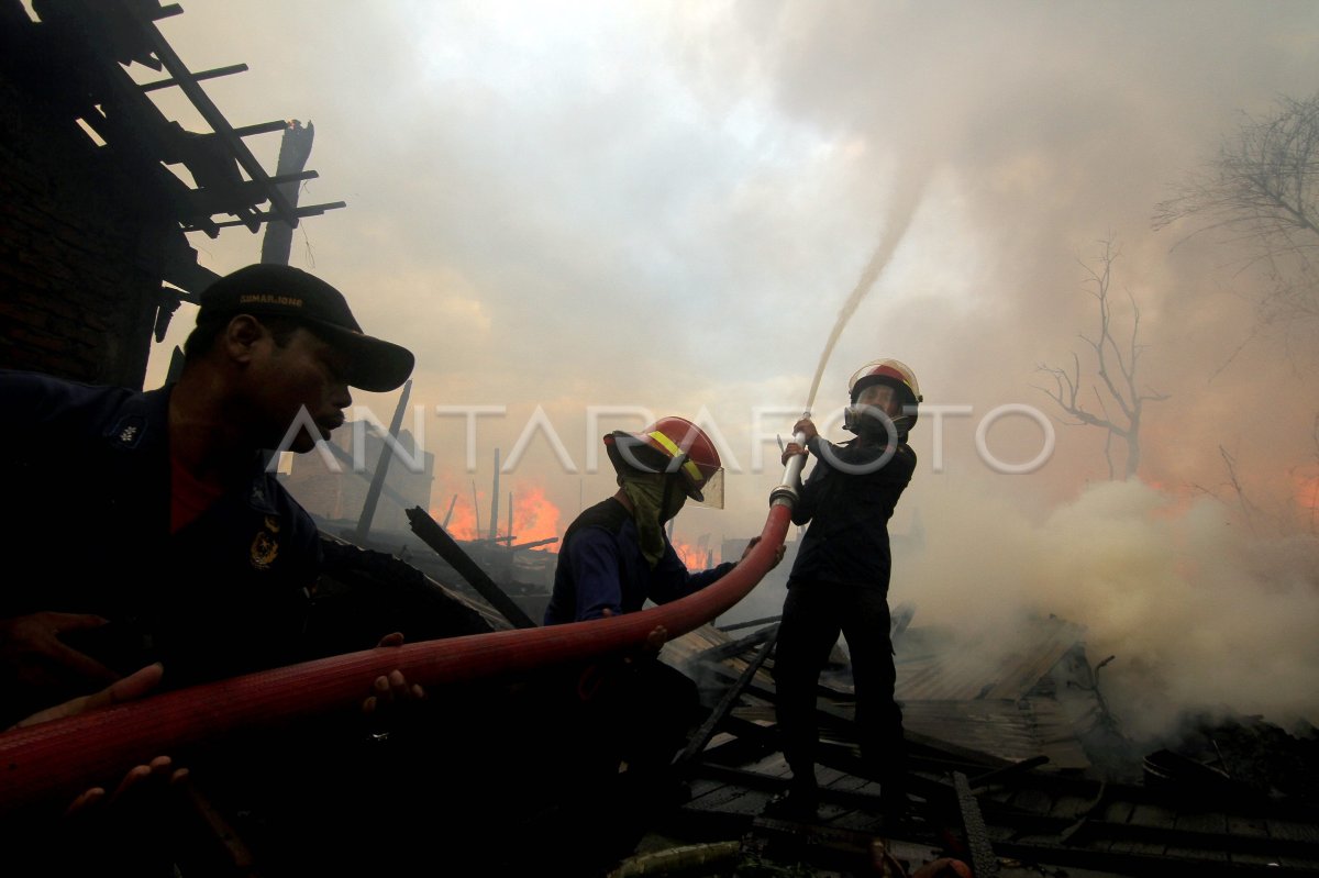 KEBAKARAN PABRIK KAYU | ANTARA Foto