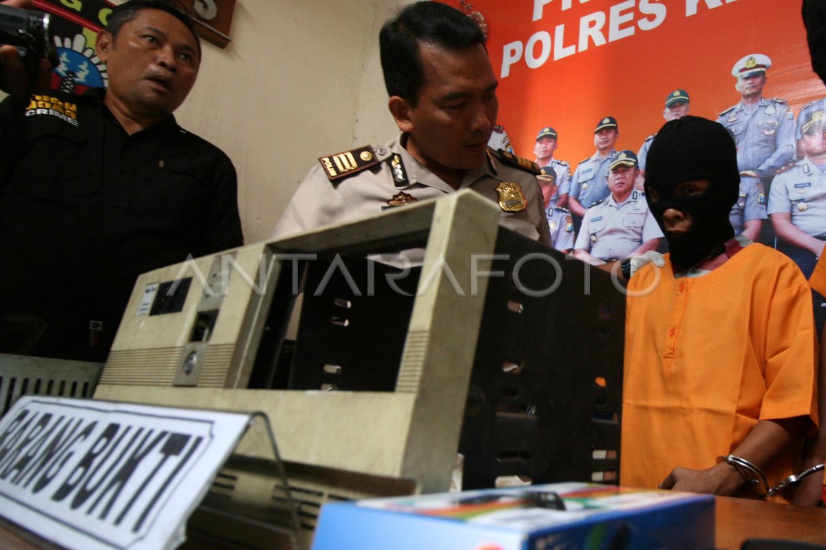 SPESIALIS PEMBOBOL SEKOLAH | ANTARA Foto SPESIALIS PEMBOBOL SEKOLAH | ANTARA Foto