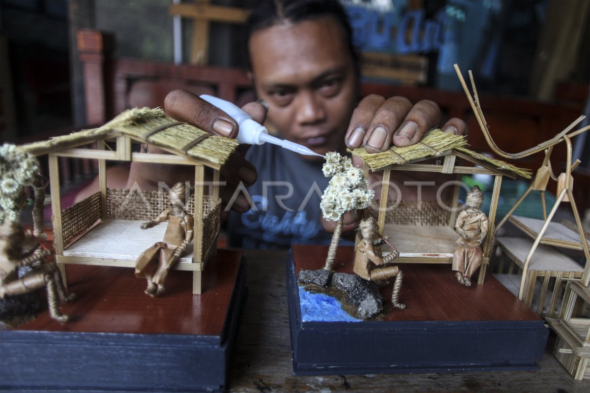 KERAJINAN DIORAMA BERBAHAN BAMBU | ANTARA Foto